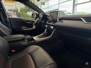 Black Toyota RAV4 2021 in Vilnius, with an engine capacity of 2.49 L and mileage of 196 thousand km for 28989 €, photo 27 on AUTOMOTO.COM.LV