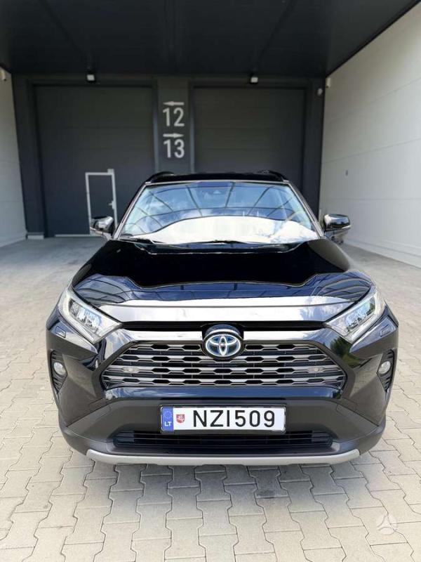 Black Toyota RAV4 2021 in Vilnius, with an engine capacity of 2.50 L and mileage of 242 thousand km for 21500 €, photo 2 on AUTOMOTO.COM.LV