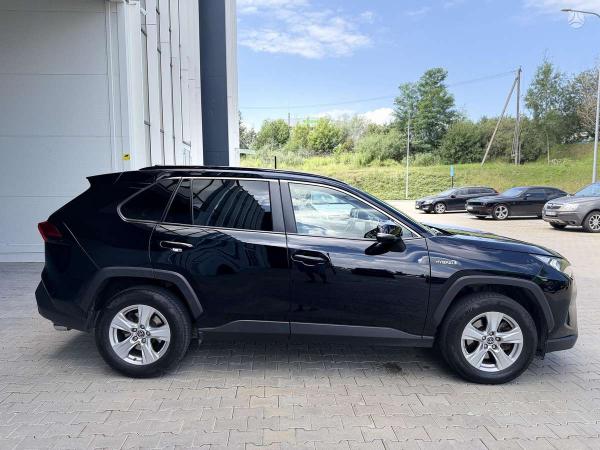 Black Toyota RAV4 2021 in Vilnius, with an engine capacity of 2.50 L and mileage of 242 thousand km for 21500 €, photo 5 on AUTOMOTO.COM.LV