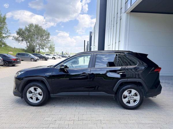Black Toyota RAV4 2021 in Vilnius, with an engine capacity of 2.50 L and mileage of 242 thousand km for 21500 €, photo 6 on AUTOMOTO.COM.LV