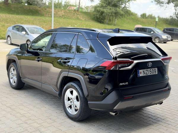 Black Toyota RAV4 2021 in Vilnius, with an engine capacity of 2.50 L and mileage of 242 thousand km for 21500 €, photo 7 on AUTOMOTO.COM.LV
