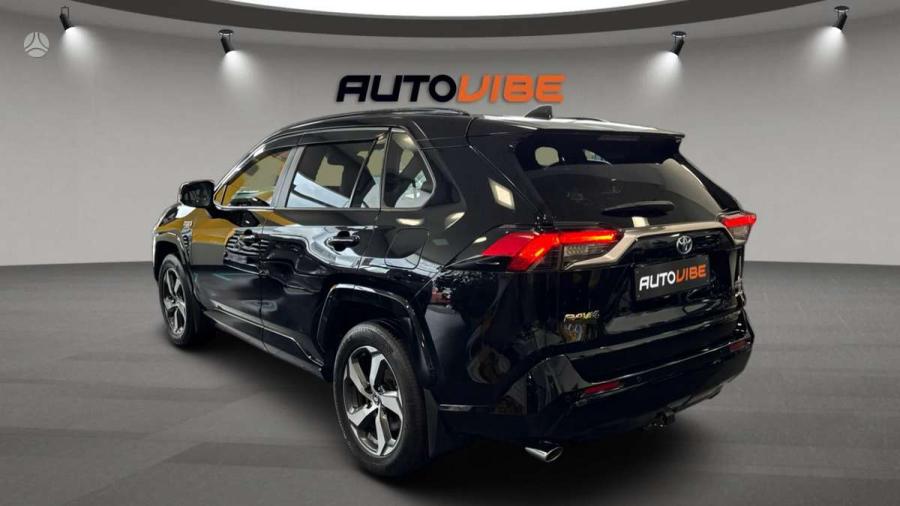 Black Toyota RAV4 2021 in Vilnius, with an engine capacity of 2.49 L and mileage of 196 thousand km for 28555 €, photo 5 on AUTOMOTO.COM.LV