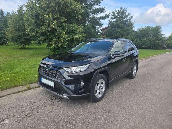 Black Toyota RAV4 2021 in Klaipeda, with an engine capacity of 2.49 L and mileage of 147 thousand km for 24999 €, photo 1 on AUTOMOTO.COM.LV