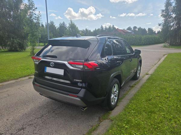 Black Toyota RAV4 2021 in Klaipeda, with an engine capacity of 2.49 L and mileage of 147 thousand km for 24999 €, photo 2 on AUTOMOTO.COM.LV