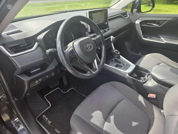 Black Toyota RAV4 2021 in Klaipeda, with an engine capacity of 2.49 L and mileage of 147 thousand km for 24999 €, photo 3 on AUTOMOTO.COM.LV