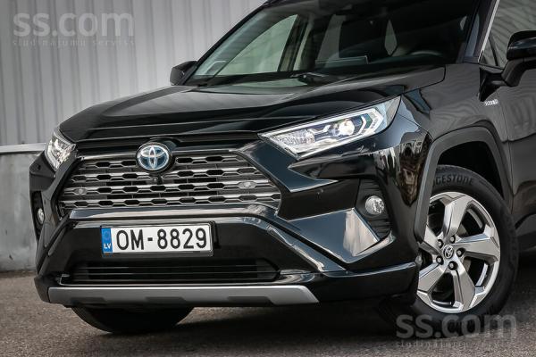 Black Toyota RAV4 2021 in Tukums, with an engine capacity of 2.50 L and mileage of 122 thousand km for 25950 €, photo 1 on AUTOMOTO.COM.LV