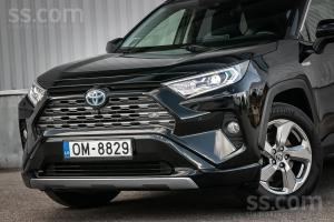 Black Toyota RAV4 2021 in Tukums, with an engine capacity of 2.50 L and mileage of 122 thousand km for 25950 €, photo  on AUTOMOTO.COM.LV