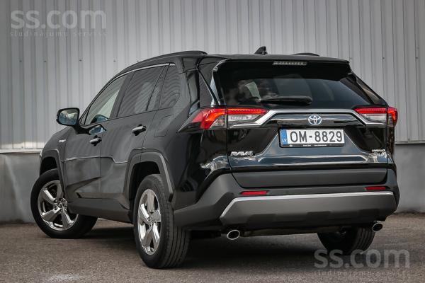 Black Toyota RAV4 2021 in Tukums, with an engine capacity of 2.50 L and mileage of 122 thousand km for 25950 €, photo 4 on AUTOMOTO.COM.LV