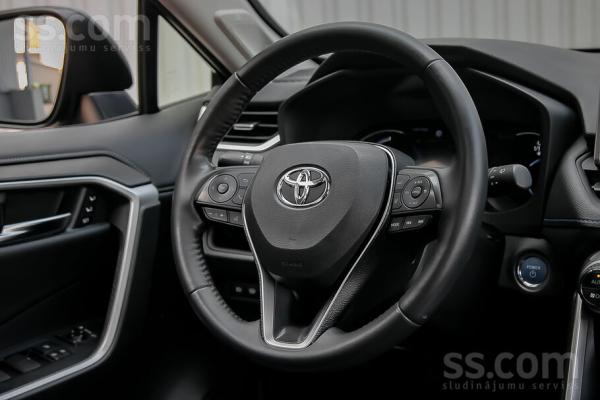 Black Toyota RAV4 2021 in Tukums, with an engine capacity of 2.50 L and mileage of 122 thousand km for 25950 €, photo 9 on AUTOMOTO.COM.LV