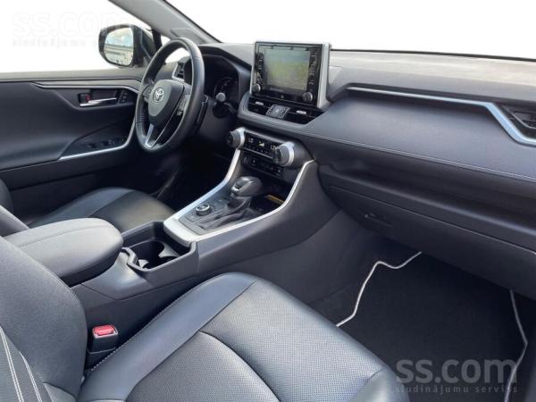 Black Toyota RAV4 2021 in Riga, with an engine capacity of 2.50 L and mileage of 63 thousand km for 32590 €, photo 6 on AUTOMOTO.COM.LV