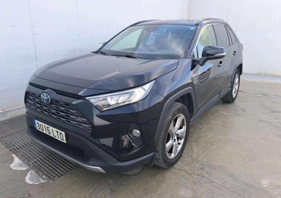 Black Toyota RAV4 2021 in Vilnius, with an engine capacity of 2.49 L and mileage of 156 thousand km for 25990 €, photo 1 on AUTOMOTO.COM.LV
