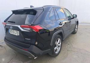 Black Toyota RAV4 2021 in Vilnius, with an engine capacity of 2.49 L and mileage of 156 thousand km for 25990 €, photo 3 on AUTOMOTO.COM.LV
