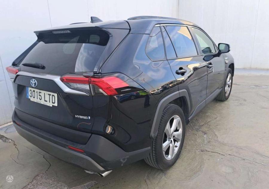 Black Toyota RAV4 2021 in Vilnius, with an engine capacity of 2.49 L and mileage of 156 thousand km for 25990 €, photo 3 on AUTOMOTO.COM.LV