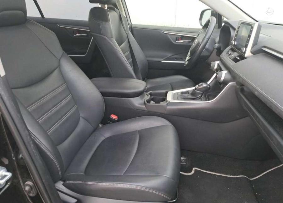 Black Toyota RAV4 2021 in Vilnius, with an engine capacity of 2.49 L and mileage of 156 thousand km for 25990 €, photo 4 on AUTOMOTO.COM.LV