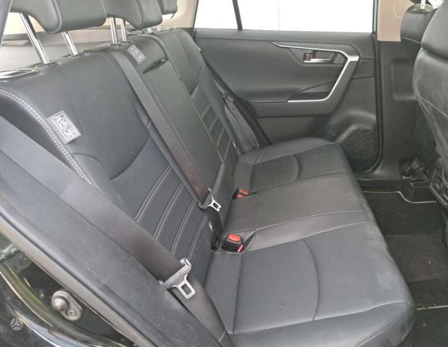 Black Toyota RAV4 2021 in Vilnius, with an engine capacity of 2.49 L and mileage of 156 thousand km for 25990 €, photo 5 on AUTOMOTO.COM.LV