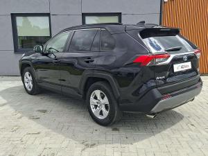 Black Toyota RAV4 2021 in Vilnius, with an engine capacity of 2.49 L and mileage of 178 thousand km for 24900 €, photo 4 on AUTOMOTO.COM.LV