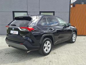 Black Toyota RAV4 2021 in Vilnius, with an engine capacity of 2.49 L and mileage of 178 thousand km for 24900 €, photo 5 on AUTOMOTO.COM.LV