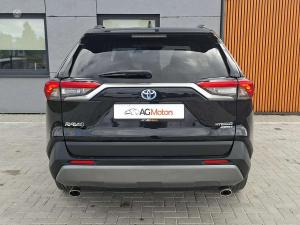Black Toyota RAV4 2021 in Vilnius, with an engine capacity of 2.49 L and mileage of 178 thousand km for 24900 €, photo 6 on AUTOMOTO.COM.LV