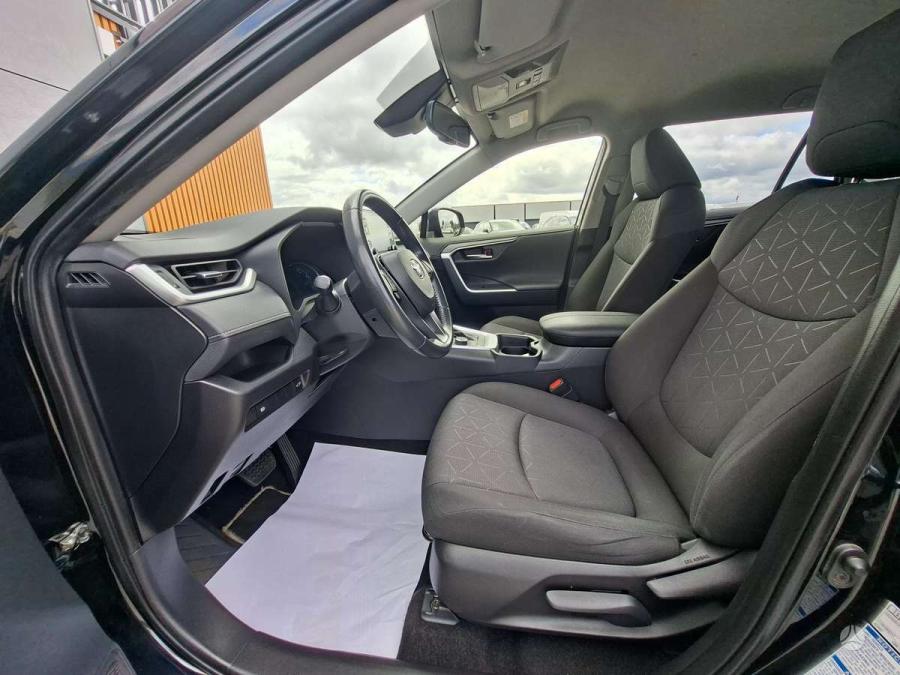 Black Toyota RAV4 2021 in Vilnius, with an engine capacity of 2.49 L and mileage of 178 thousand km for 24900 €, photo 7 on AUTOMOTO.COM.LV