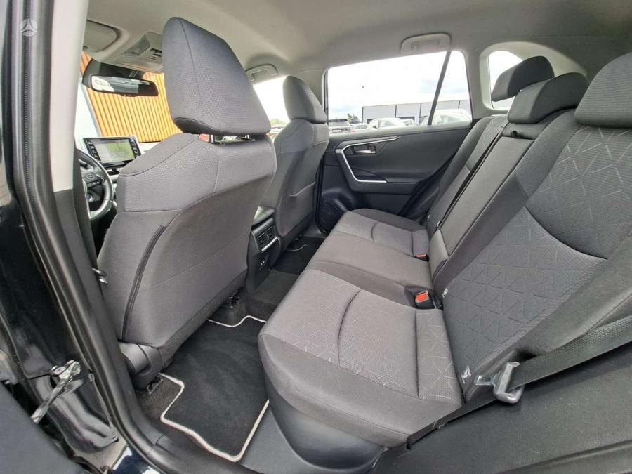 Black Toyota RAV4 2021 in Vilnius, with an engine capacity of 2.49 L and mileage of 178 thousand km for 24900 €, photo 8 on AUTOMOTO.COM.LV