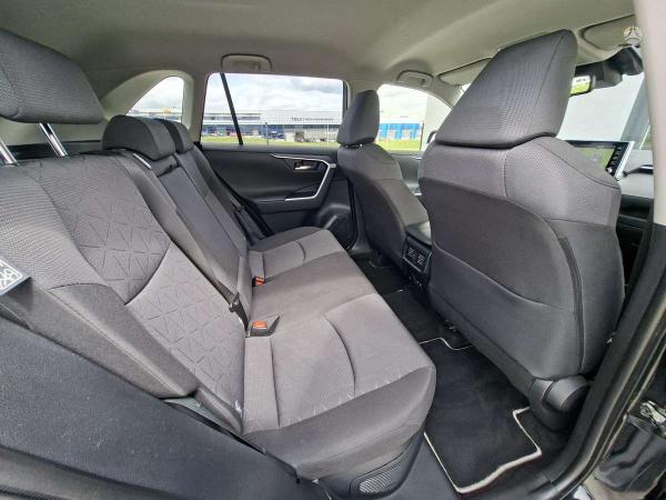 Black Toyota RAV4 2021 in Vilnius, with an engine capacity of 2.49 L and mileage of 178 thousand km for 24900 €, photo 8 on AUTOMOTO.COM.LV