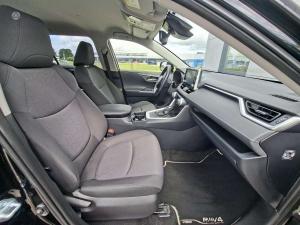 Black Toyota RAV4 2021 in Vilnius, with an engine capacity of 2.49 L and mileage of 178 thousand km for 24900 €, photo 10 on AUTOMOTO.COM.LV