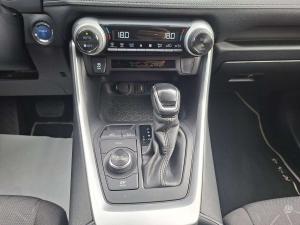 Black Toyota RAV4 2021 in Vilnius, with an engine capacity of 2.49 L and mileage of 178 thousand km for 24900 €, photo 14 on AUTOMOTO.COM.LV