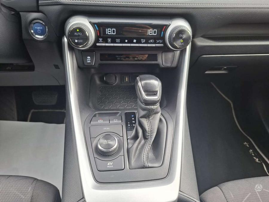 Black Toyota RAV4 2021 in Vilnius, with an engine capacity of 2.49 L and mileage of 178 thousand km for 24900 €, photo 14 on AUTOMOTO.COM.LV