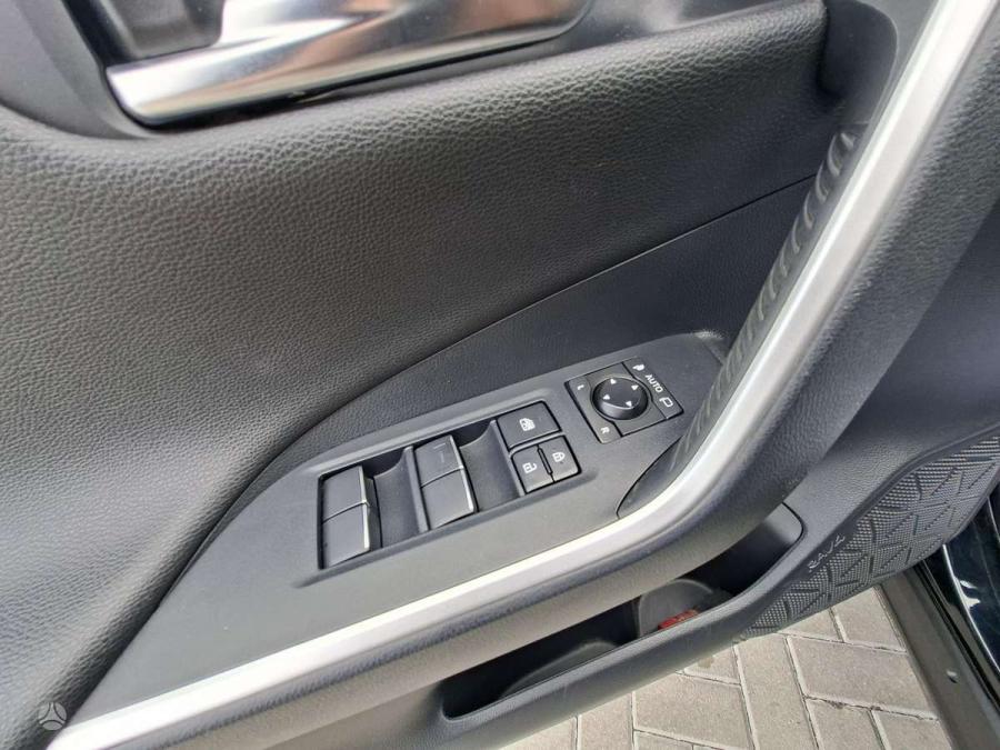 Black Toyota RAV4 2021 in Vilnius, with an engine capacity of 2.49 L and mileage of 178 thousand km for 24900 €, photo 16 on AUTOMOTO.COM.LV