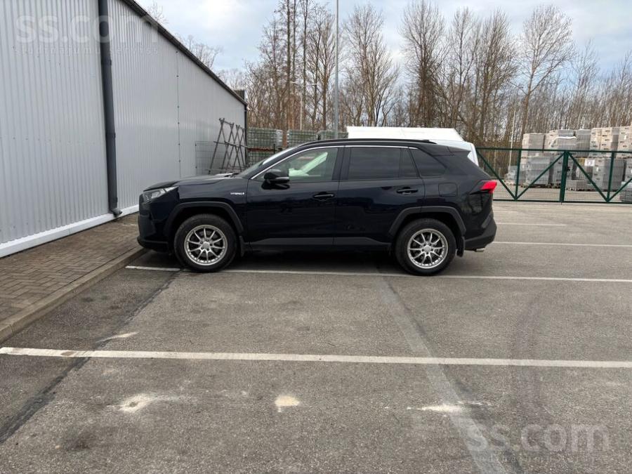 Melns Toyota RAV4 2021 Ogre, ar dzinēja tilpumu 2.50 L un nobraukumu 235 tūkst. km par 20000 €, foto 3 vietnē AUTOMOTO.COM.LV