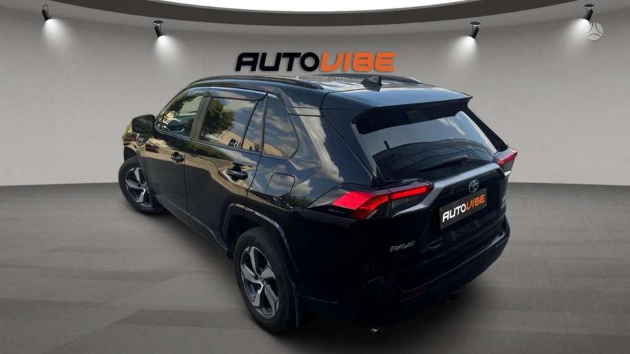 Black Toyota RAV4 2021 in Vilnius, with an engine capacity of 2.49 L and mileage of 196 thousand km for 27989 €, photo 5 on AUTOMOTO.COM.LV
