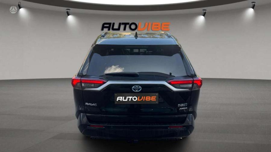 Black Toyota RAV4 2021 in Vilnius, with an engine capacity of 2.49 L and mileage of 196 thousand km for 27989 €, photo 6 on AUTOMOTO.COM.LV