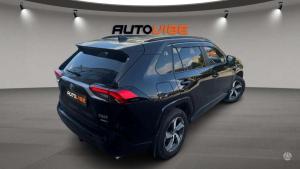 Black Toyota RAV4 2021 in Vilnius, with an engine capacity of 2.49 L and mileage of 196 thousand km for 27989 €, photo 7 on AUTOMOTO.COM.LV