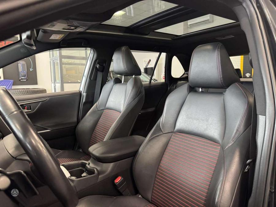 Black Toyota RAV4 2021 in Vilnius, with an engine capacity of 2.49 L and mileage of 196 thousand km for 27989 €, photo 9 on AUTOMOTO.COM.LV