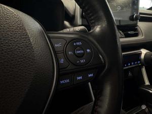 Black Toyota RAV4 2021 in Vilnius, with an engine capacity of 2.49 L and mileage of 196 thousand km for 27989 €, photo 12 on AUTOMOTO.COM.LV