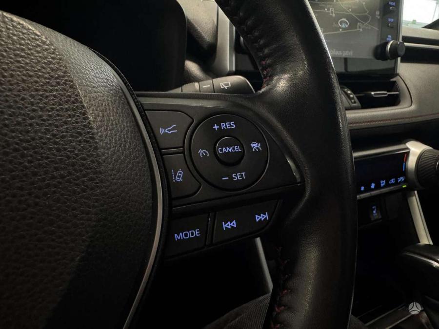 Black Toyota RAV4 2021 in Vilnius, with an engine capacity of 2.49 L and mileage of 196 thousand km for 27989 €, photo 12 on AUTOMOTO.COM.LV