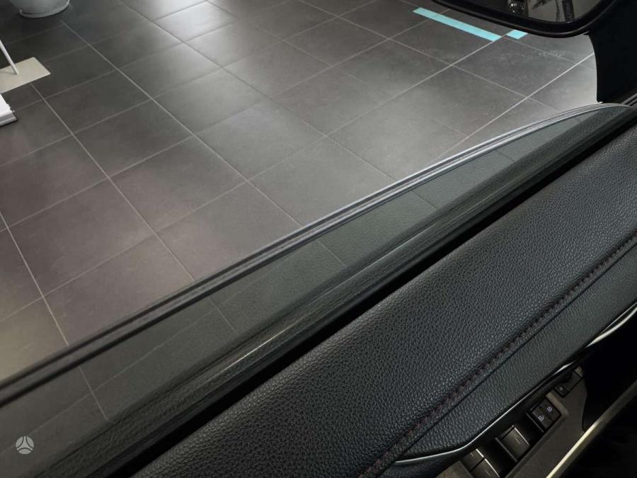 Black Toyota RAV4 2021 in Vilnius, with an engine capacity of 2.49 L and mileage of 196 thousand km for 27989 €, photo 18 on AUTOMOTO.COM.LV
