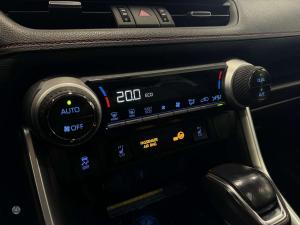 Black Toyota RAV4 2021 in Vilnius, with an engine capacity of 2.49 L and mileage of 196 thousand km for 27989 €, photo 19 on AUTOMOTO.COM.LV