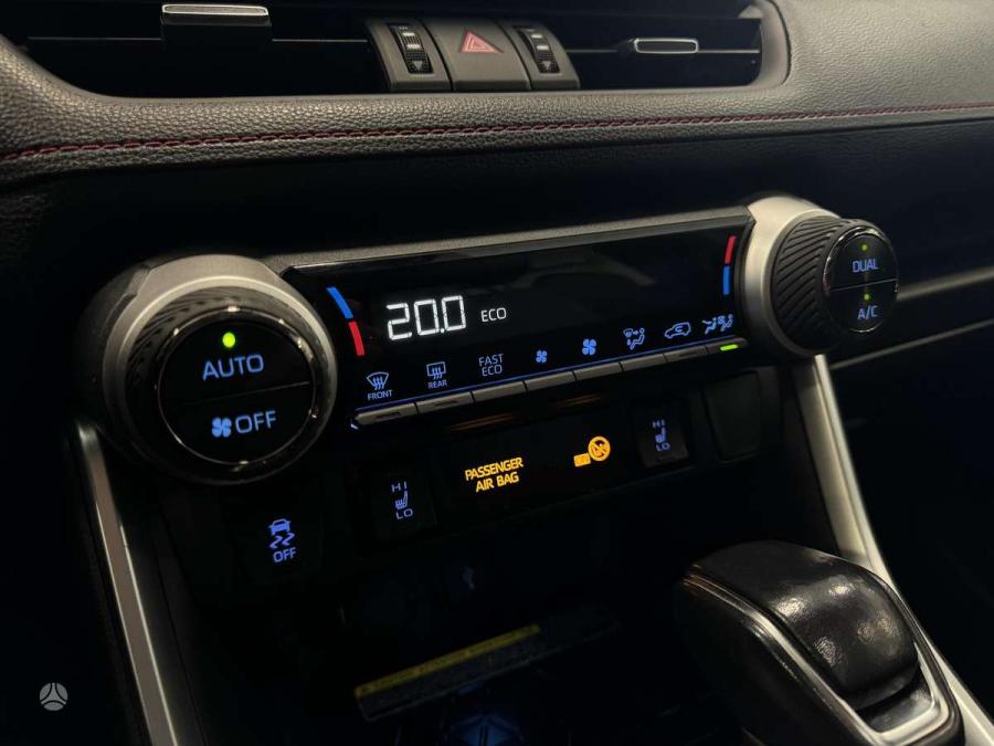 Black Toyota RAV4 2021 in Vilnius, with an engine capacity of 2.49 L and mileage of 196 thousand km for 27989 €, photo 19 on AUTOMOTO.COM.LV