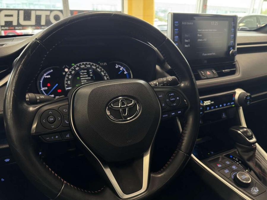 Black Toyota RAV4 2021 in Vilnius, with an engine capacity of 2.49 L and mileage of 196 thousand km for 27989 €, photo 22 on AUTOMOTO.COM.LV