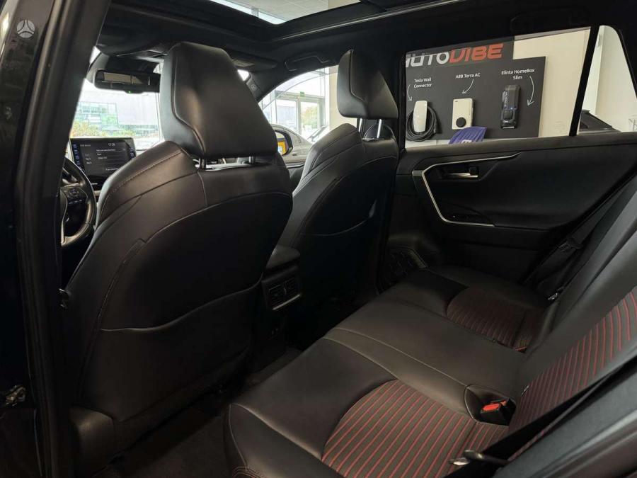 Black Toyota RAV4 2021 in Vilnius, with an engine capacity of 2.49 L and mileage of 196 thousand km for 27989 €, photo 24 on AUTOMOTO.COM.LV