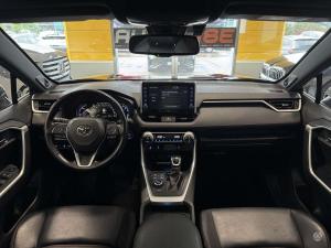 Black Toyota RAV4 2021 in Vilnius, with an engine capacity of 2.49 L and mileage of 196 thousand km for 27989 €, photo 25 on AUTOMOTO.COM.LV