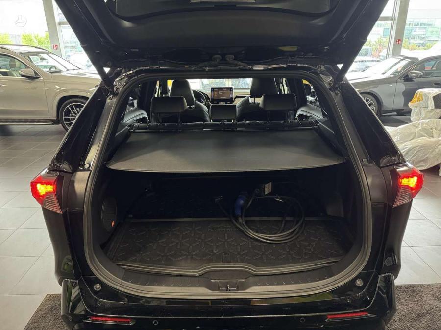 Black Toyota RAV4 2021 in Vilnius, with an engine capacity of 2.49 L and mileage of 196 thousand km for 27989 €, photo 28 on AUTOMOTO.COM.LV