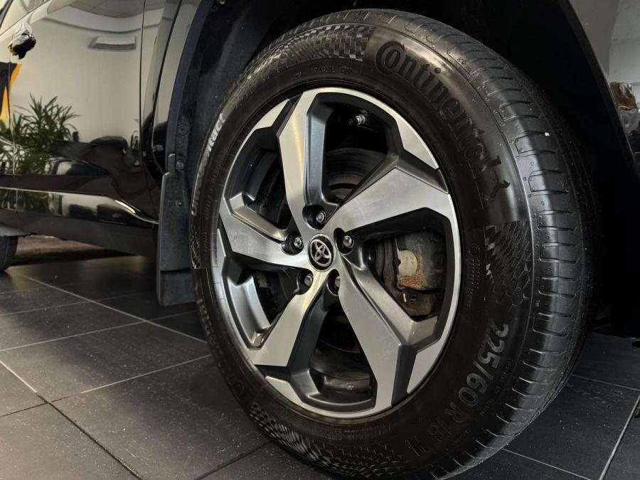 Black Toyota RAV4 2021 in Vilnius, with an engine capacity of 2.49 L and mileage of 196 thousand km for 27989 €, photo 31 on AUTOMOTO.COM.LV
