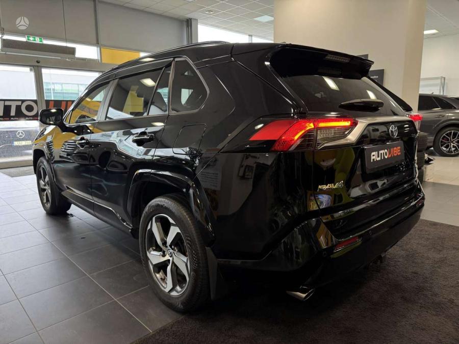 Black Toyota RAV4 2021 in Vilnius, with an engine capacity of 2.49 L and mileage of 196 thousand km for 27989 €, photo 34 on AUTOMOTO.COM.LV