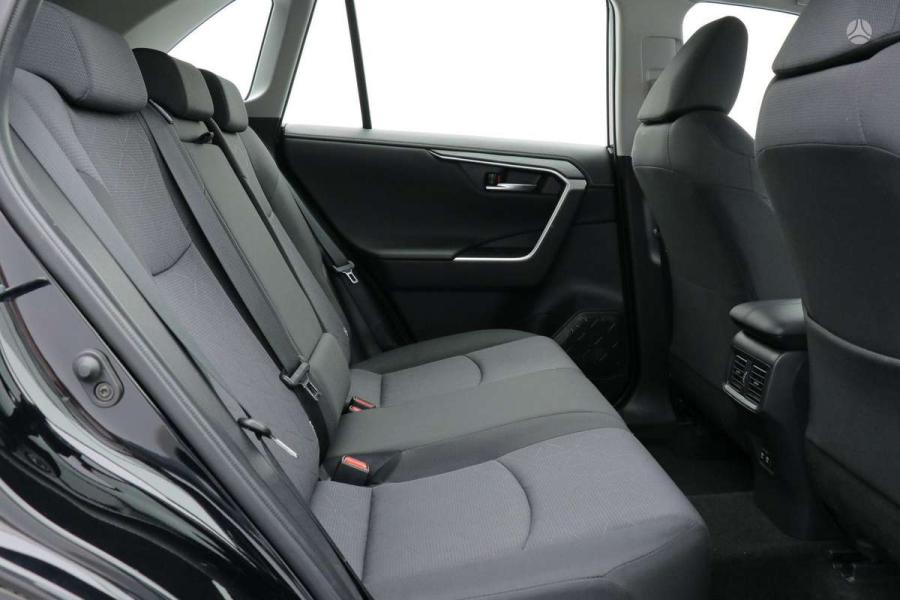 Black Toyota RAV4 2021 in Vilnius, with an engine capacity of 1.99 L and mileage of 88 thousand km for 25900 €, photo 11 on AUTOMOTO.COM.LV