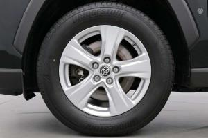 Black Toyota RAV4 2021 in Vilnius, with an engine capacity of 1.99 L and mileage of 88 thousand km for 25900 €, photo 17 on AUTOMOTO.COM.LV