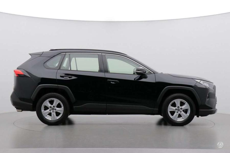 Black Toyota RAV4 2021 in Vilnius, with an engine capacity of 1.99 L and mileage of 88 thousand km for 25900 €, photo 18 on AUTOMOTO.COM.LV