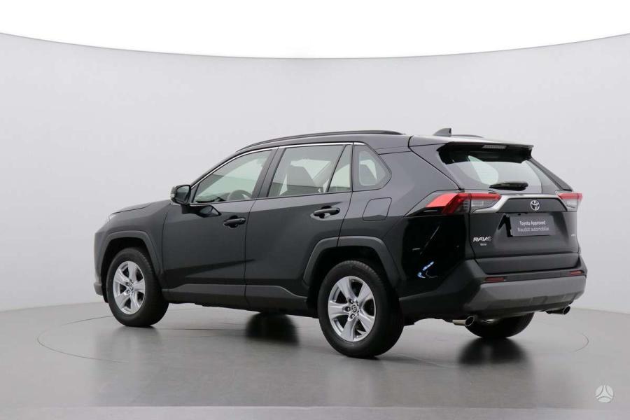 Black Toyota RAV4 2021 in Vilnius, with an engine capacity of 1.99 L and mileage of 88 thousand km for 25900 €, photo 19 on AUTOMOTO.COM.LV