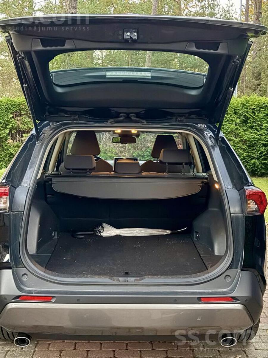Black Toyota RAV4 2021 in Riga, with an engine capacity of 2.00 L and mileage of 80 thousand km for 23500 €, photo 4 on AUTOMOTO.COM.LV